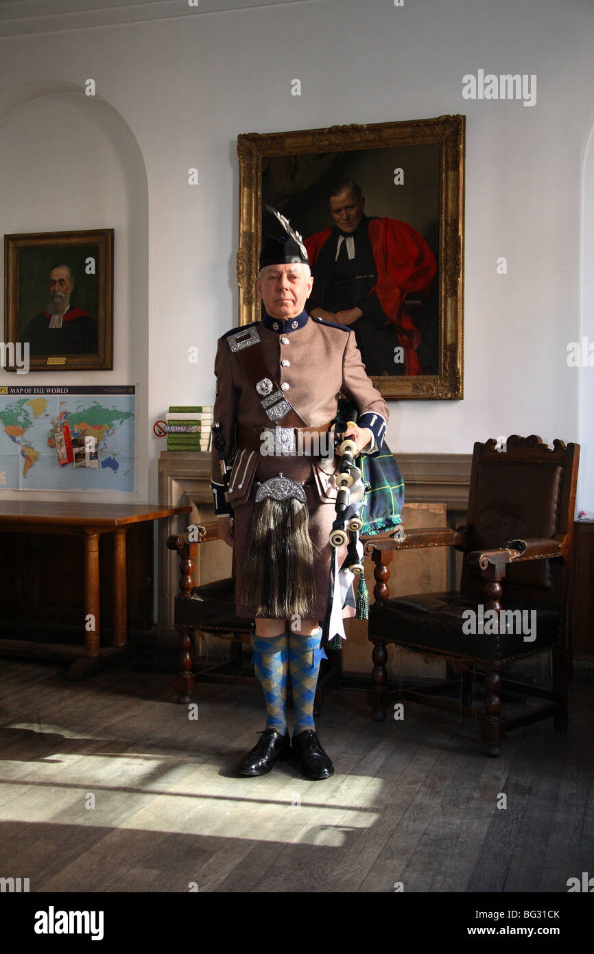 Scottish piper in ceremonial uniform with bagpipes Stock Photo - Alamy