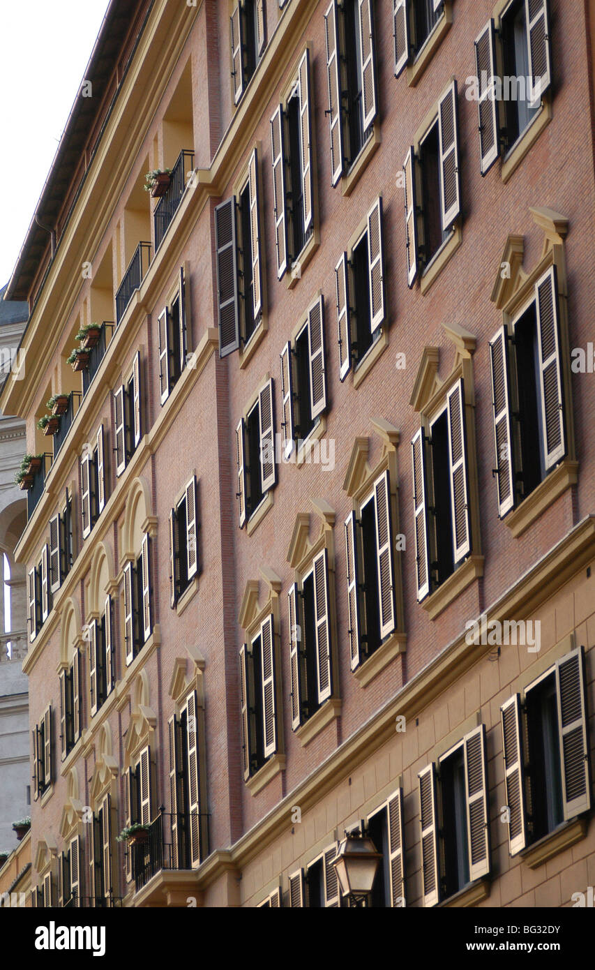 Row windows hi-res stock photography and images - Alamy