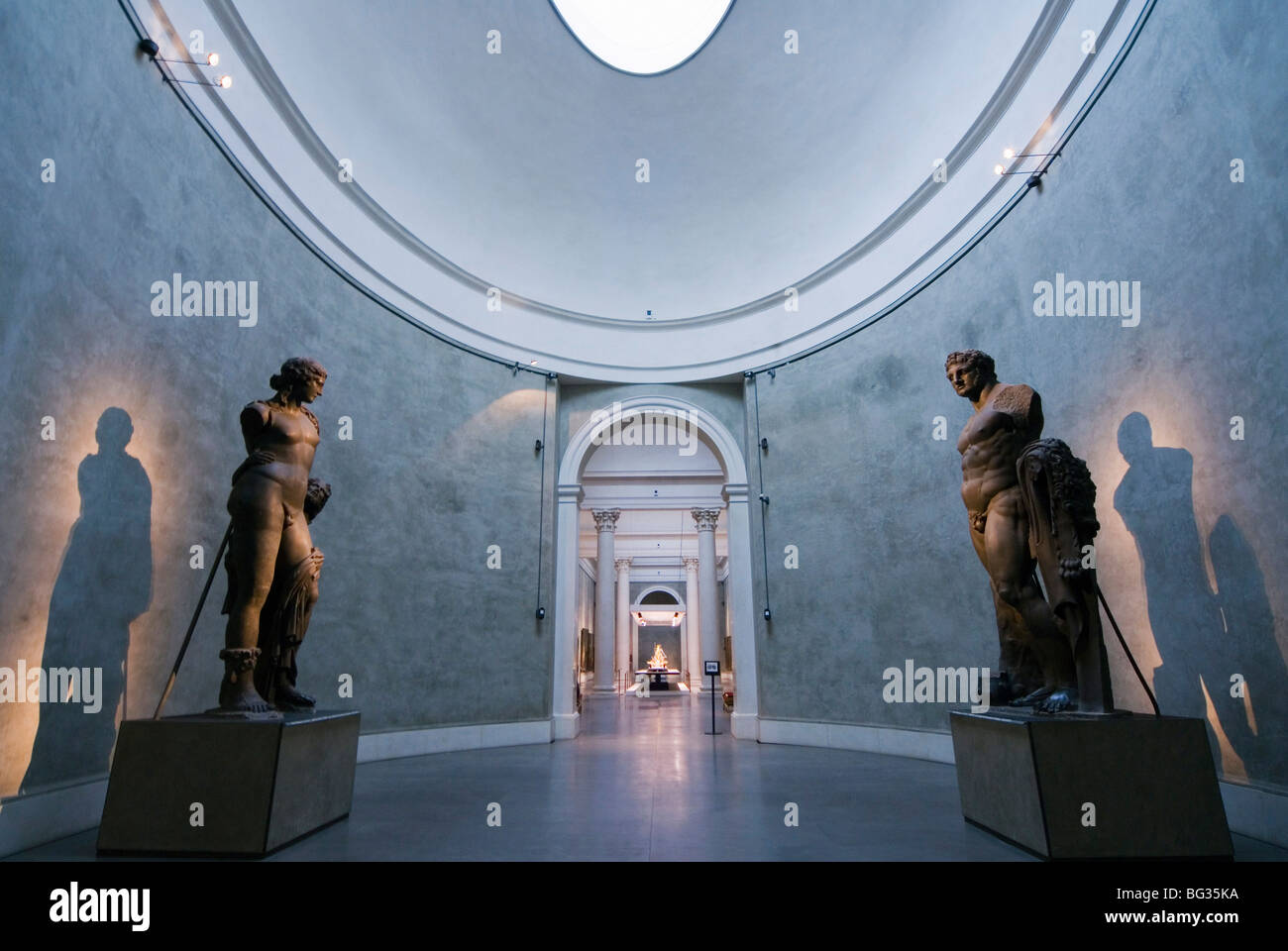 Roman statues hi-res stock photography and images - Alamy