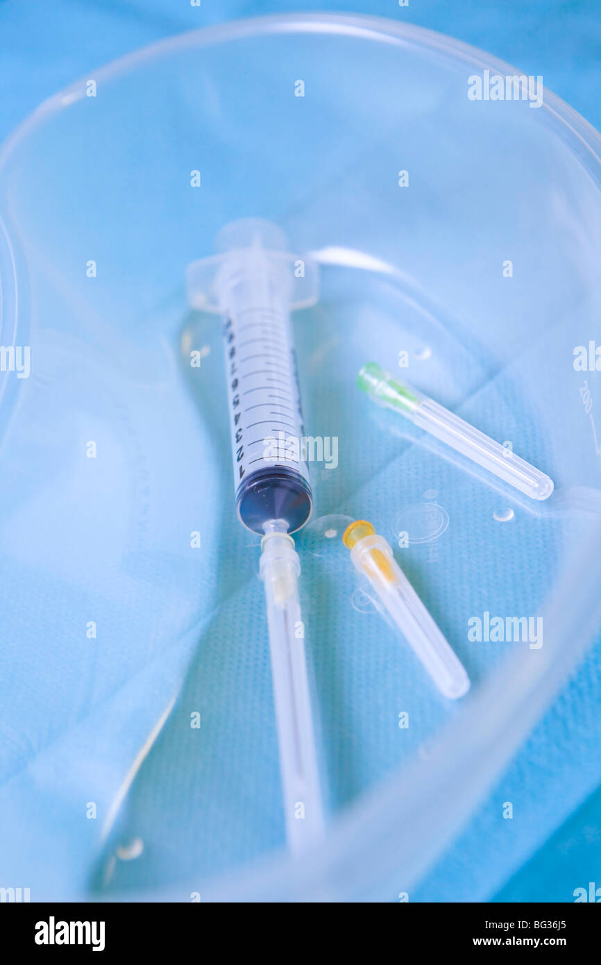Syringes hi-res stock photography and images - Alamy