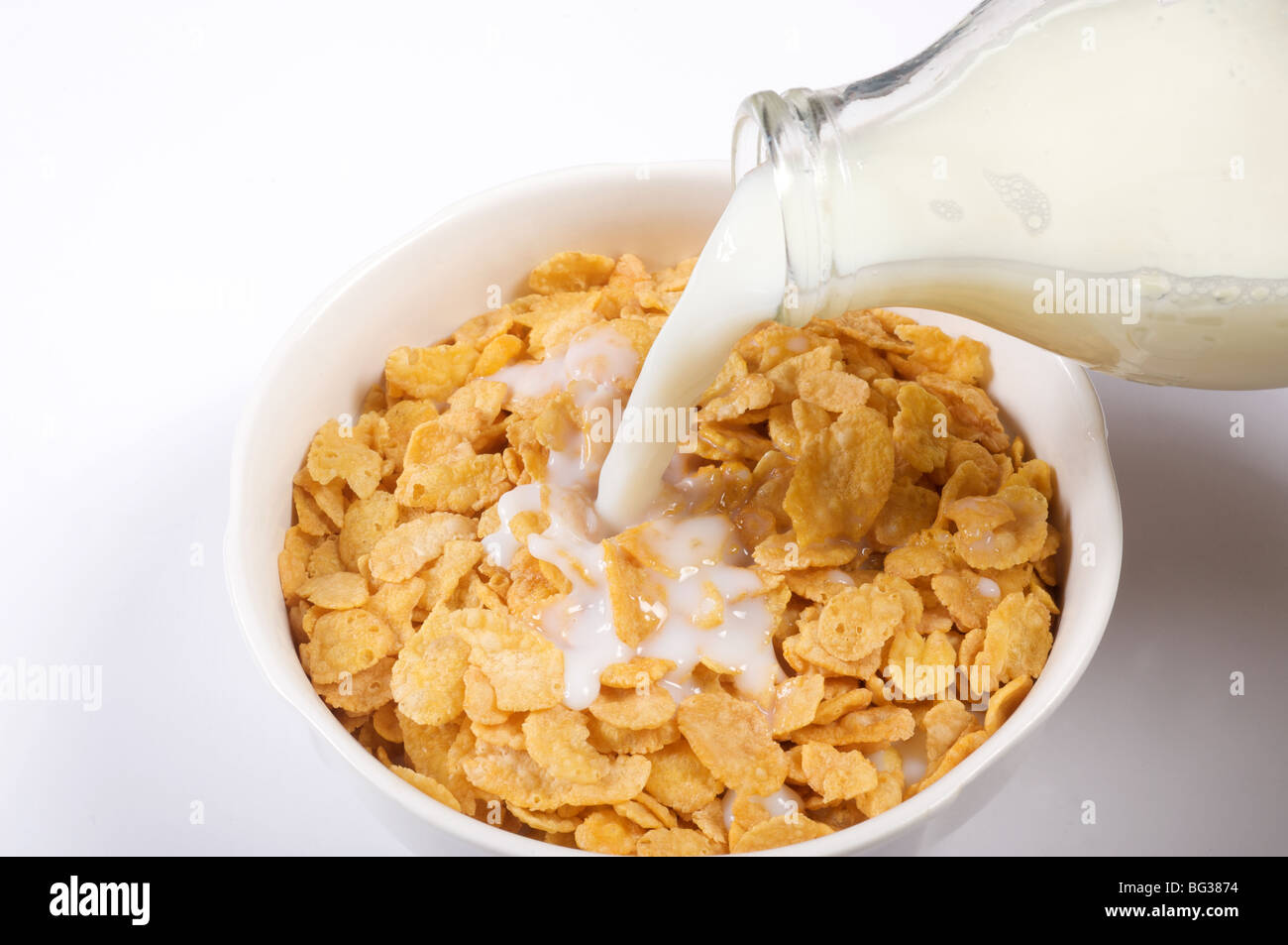 Bowl of cornflakes and fresh milk Stock Photo - Alamy