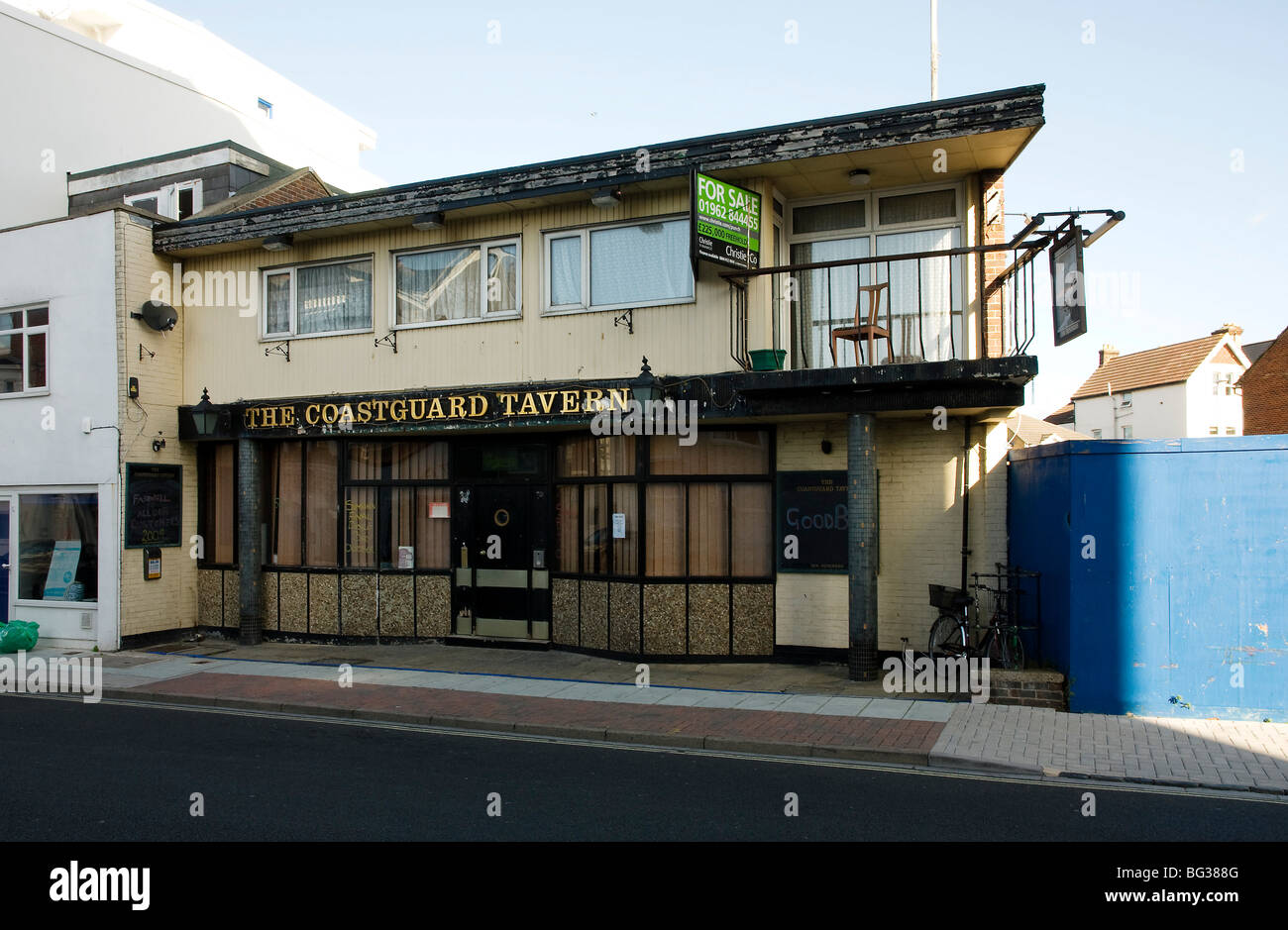 Run down pub hi-res stock photography and images - Alamy
