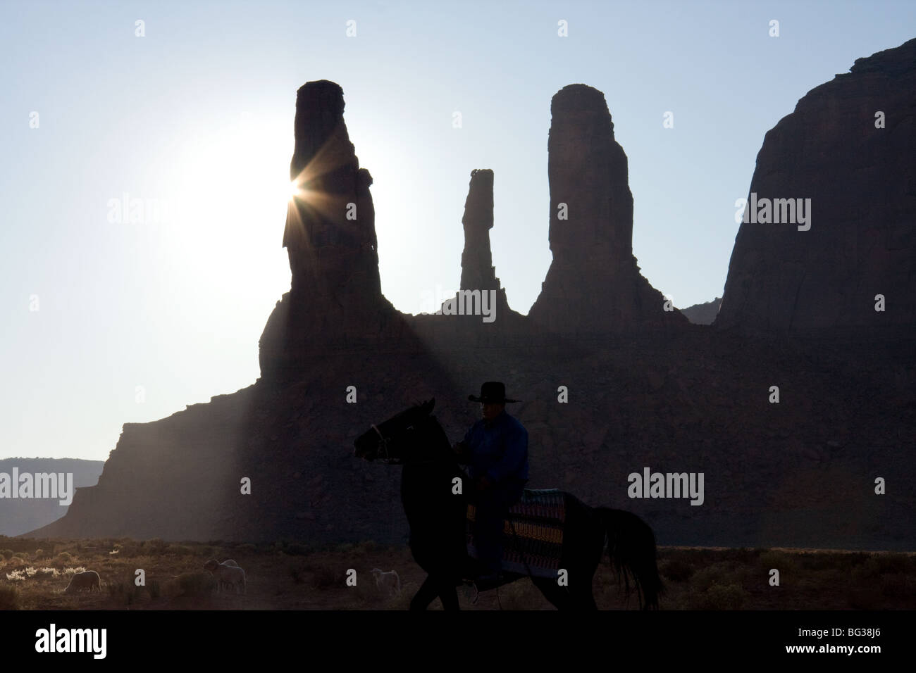 Cowboy in monument valley hi-res stock photography and images - Alamy