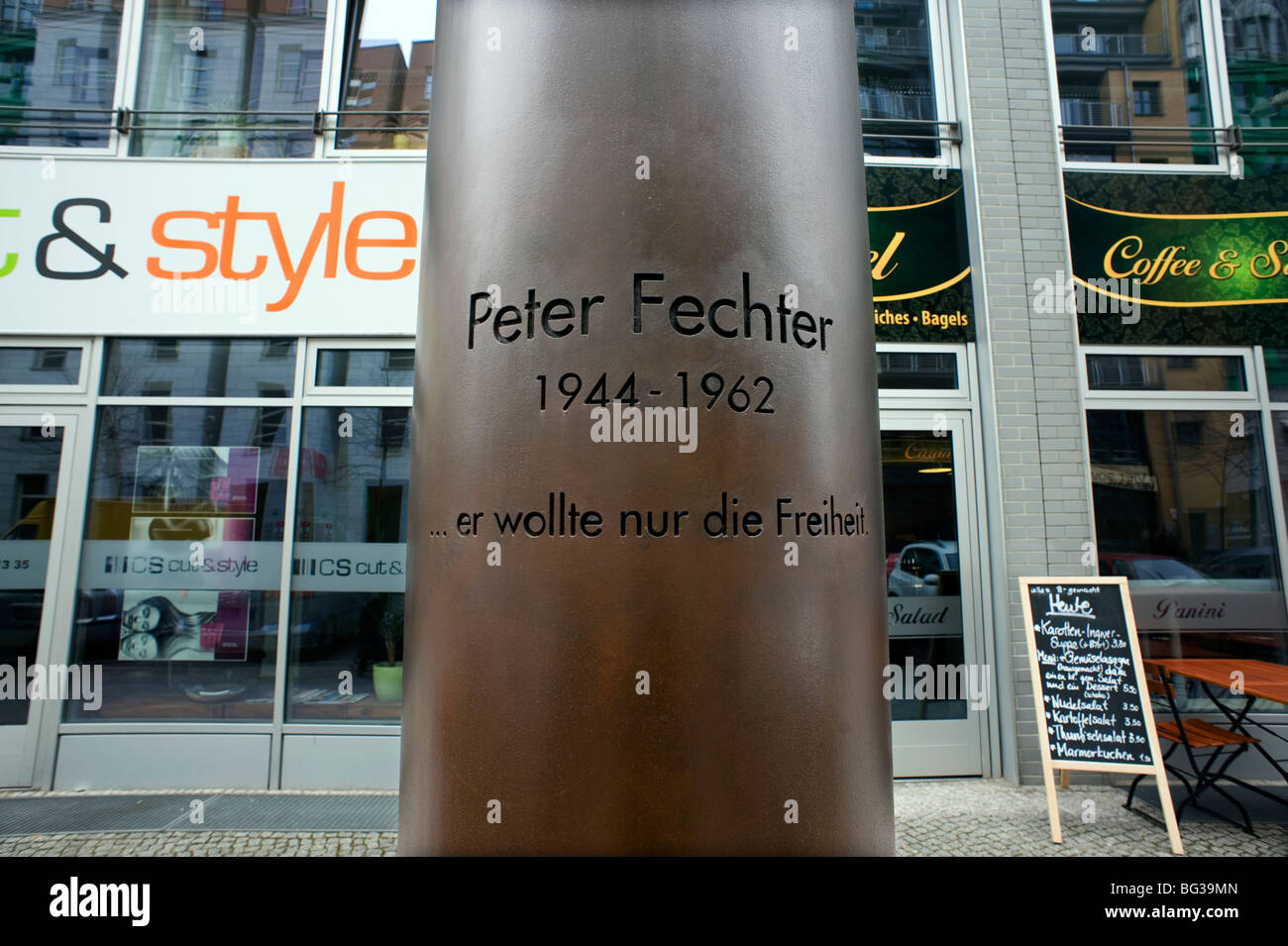 Berlin wall border guards hi-res stock photography and images - Alamy