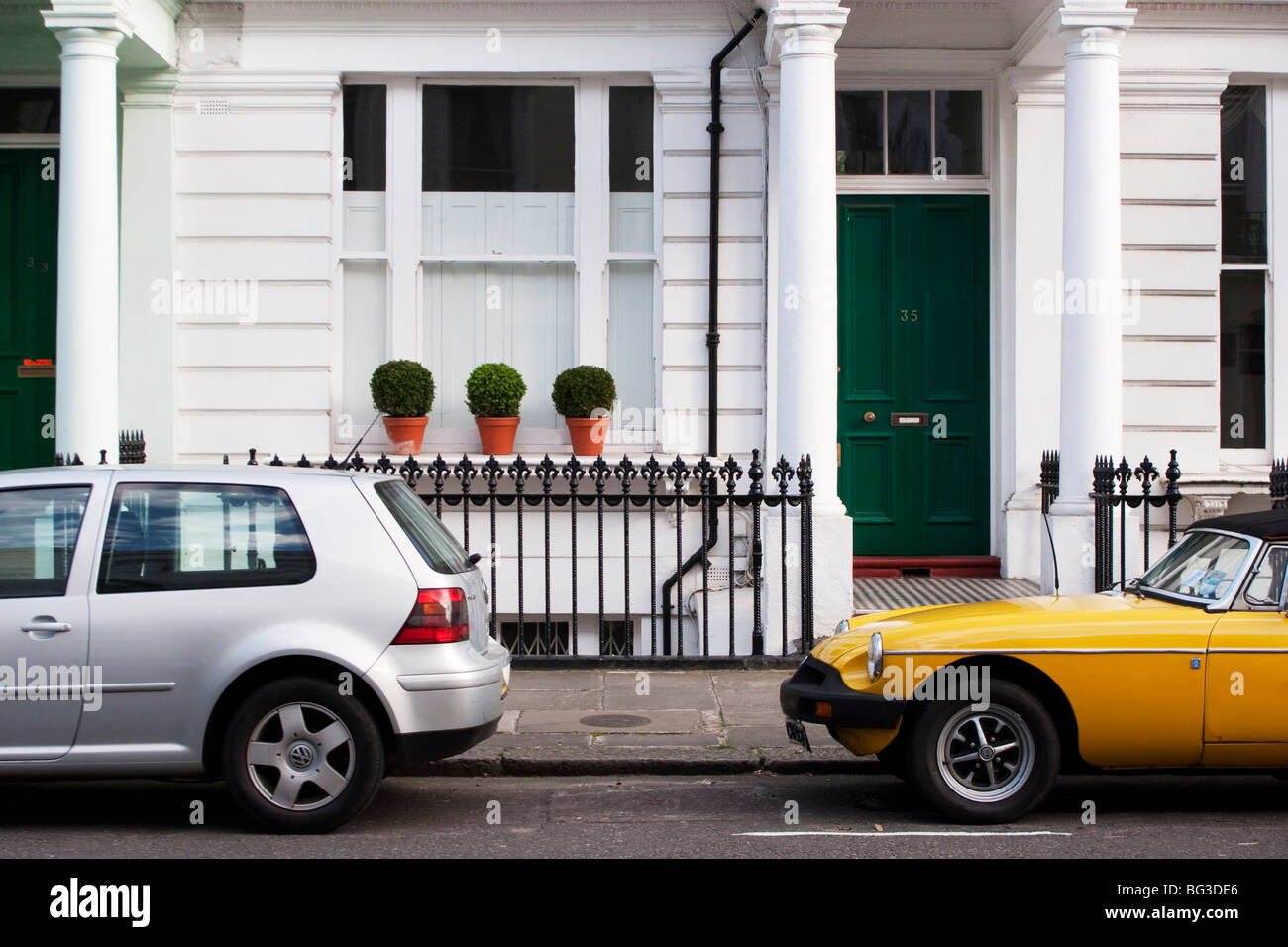Cars parked in front of residence hi-res stock photography and images ...