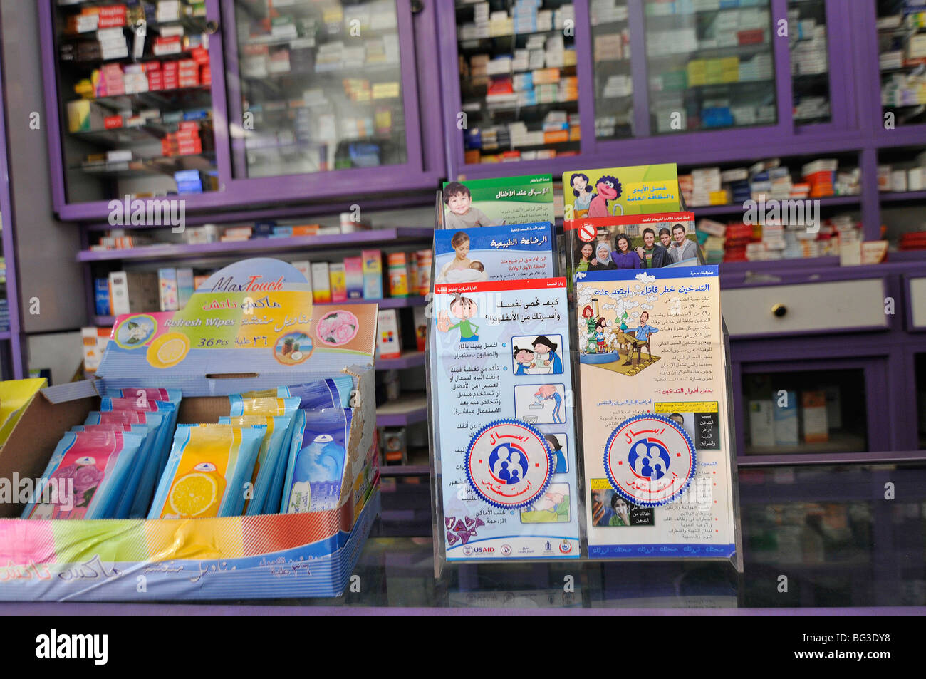 Giving leaflets hi-res stock photography and images - Alamy