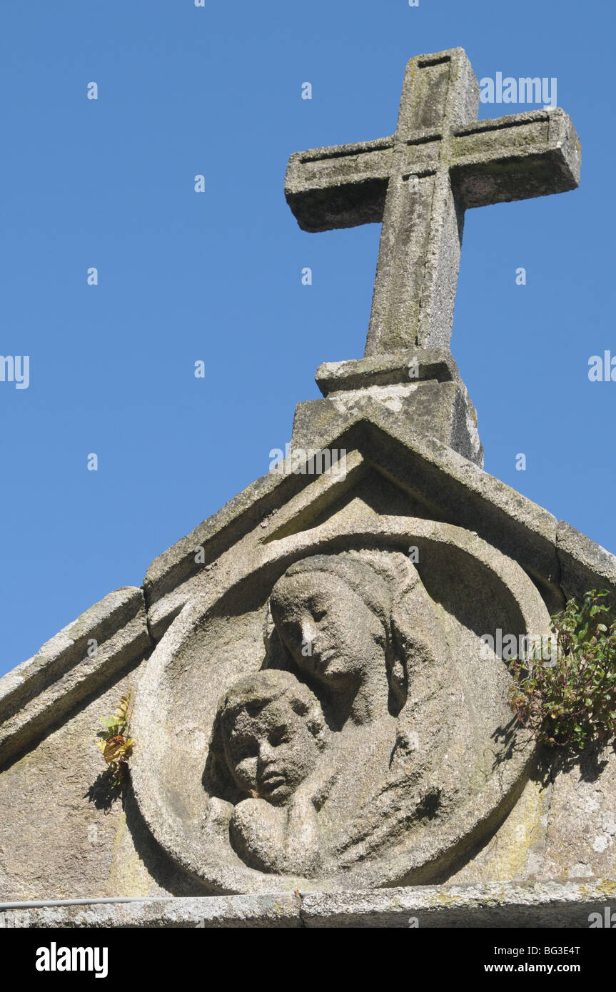 St Mary and Baby Jesus sculpted on a Tombstone, Catholic Cementery ...