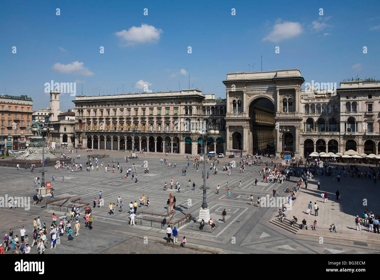 Milan cathedral square piazza people walking hi-res stock photography ...