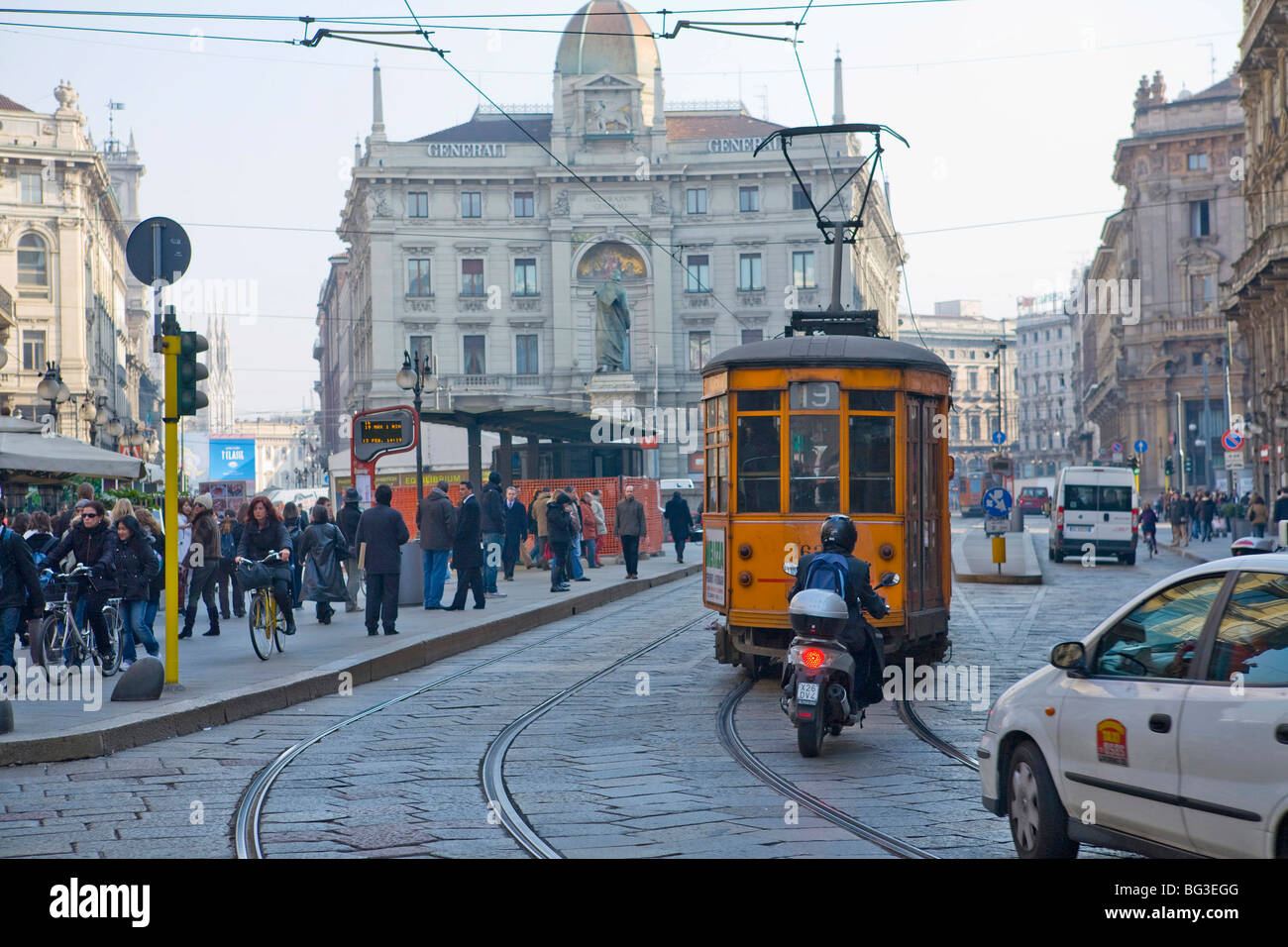 Busy milan hi-res stock photography and images - Alamy