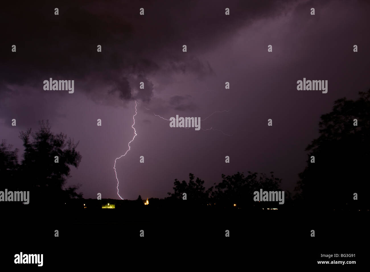 Horizontal lightning hi-res stock photography and images - Alamy