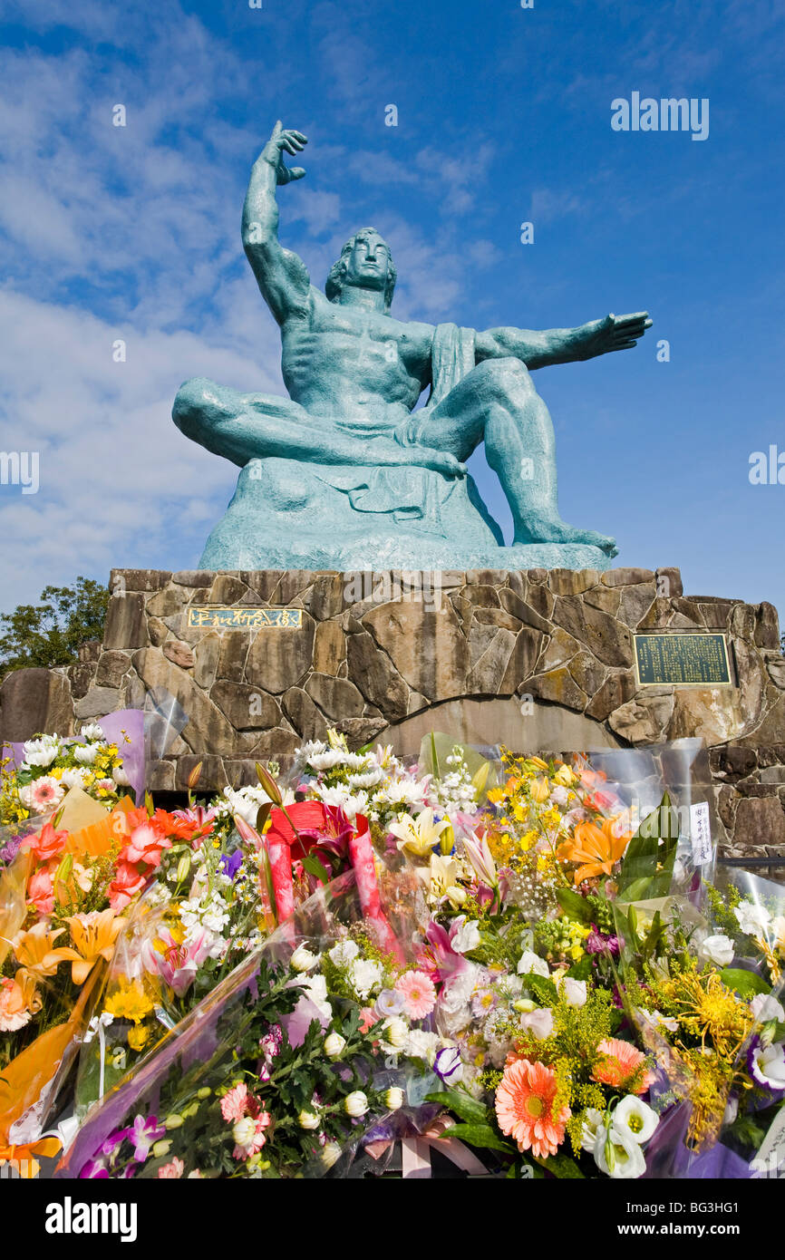 Peace Statue by Seibo Kitamura in the Peace Park, Nagasaki, Kyushu ...