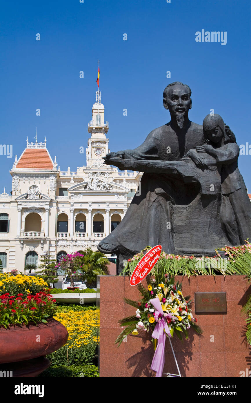 HCMC's People's Committee Building (Hotel de Ville) and Ho Chi Minh ...