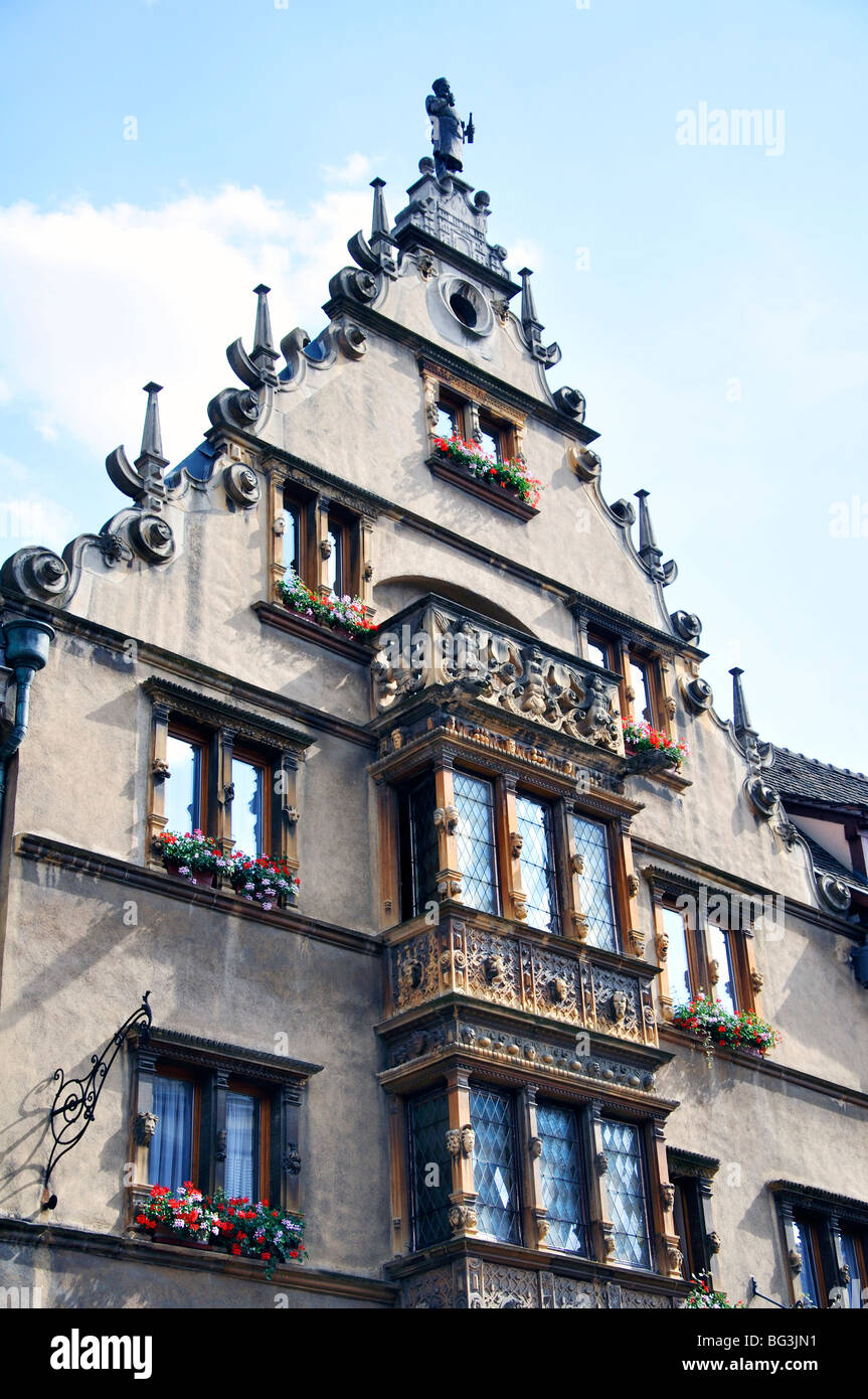 Triangle facade hi-res stock photography and images - Alamy