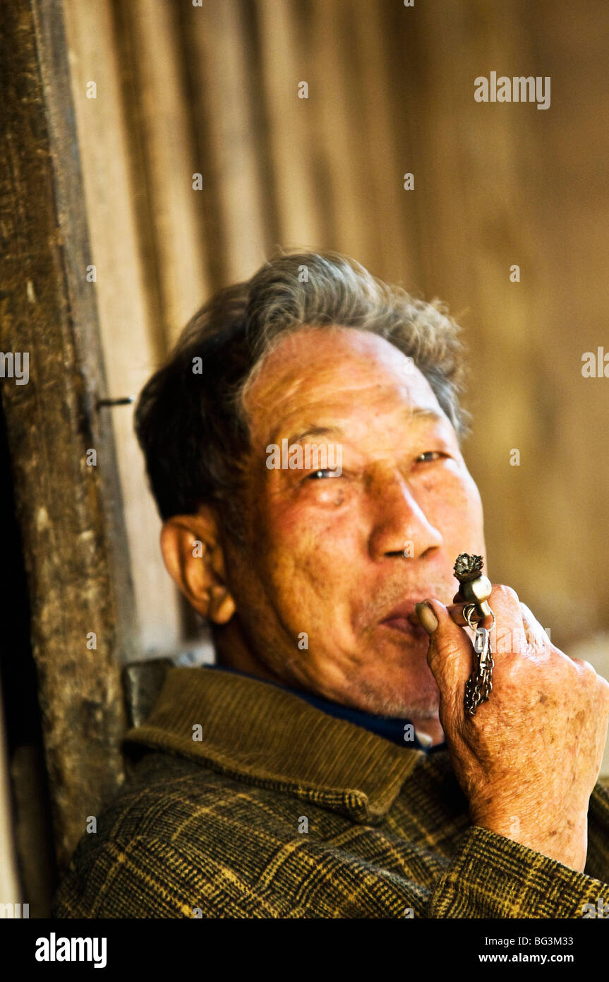 Pose tobacco pipe hi-res stock photography and images - Alamy