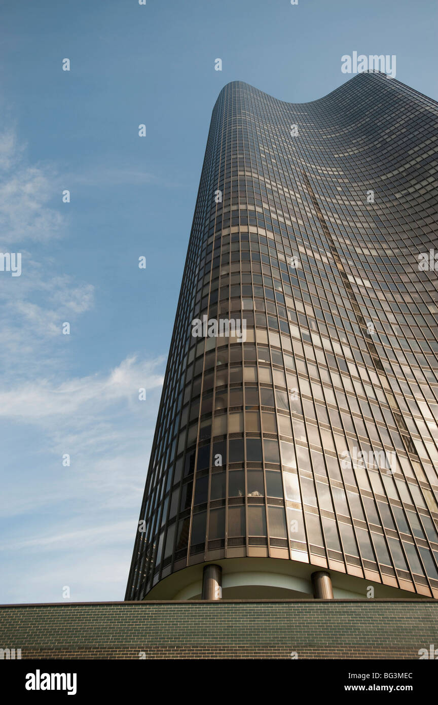 Curved skyscraper hi-res stock photography and images - Alamy