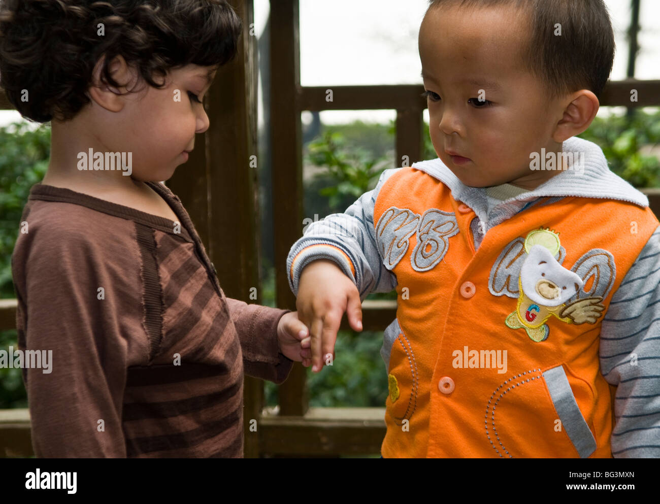 Children make friends handshake hi-res stock photography and images - Alamy