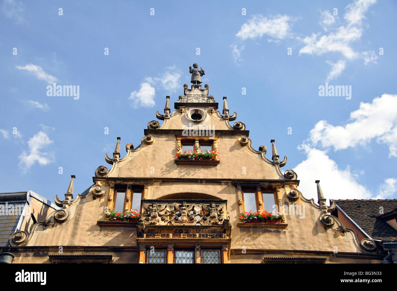 Triangle facade hi-res stock photography and images - Alamy