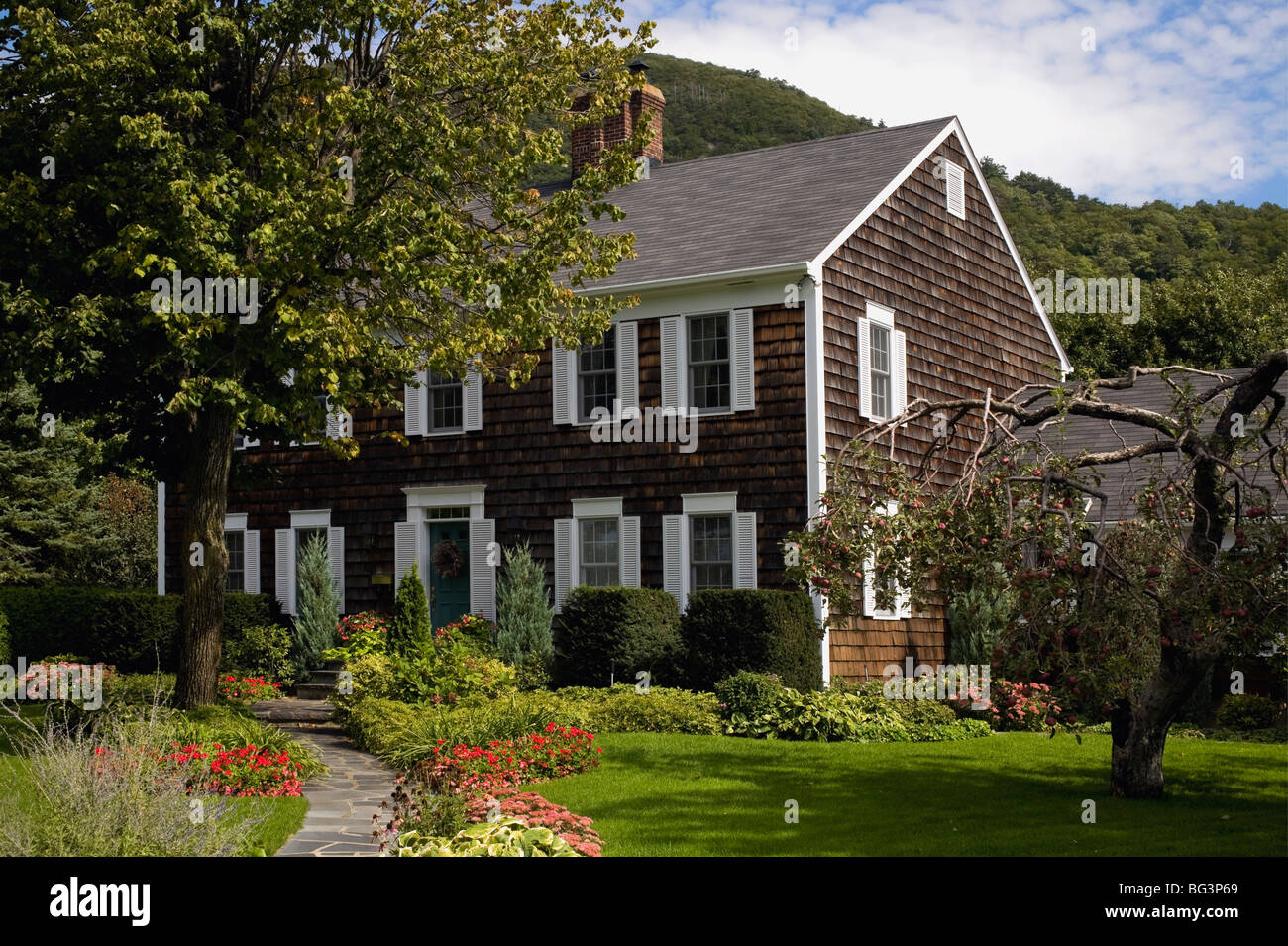 Cedar manor houses hi-res stock photography and images - Alamy