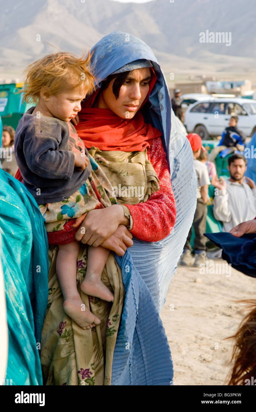 Afghan mother unveiled with her daughter waiting on relief in Bagram ...