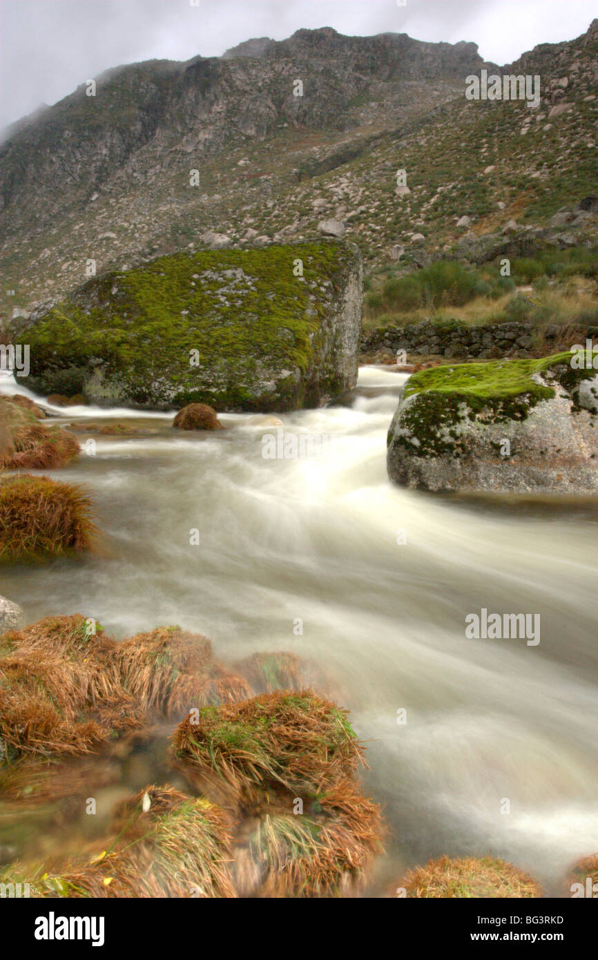Rio agua hi-res stock photography and images - Alamy