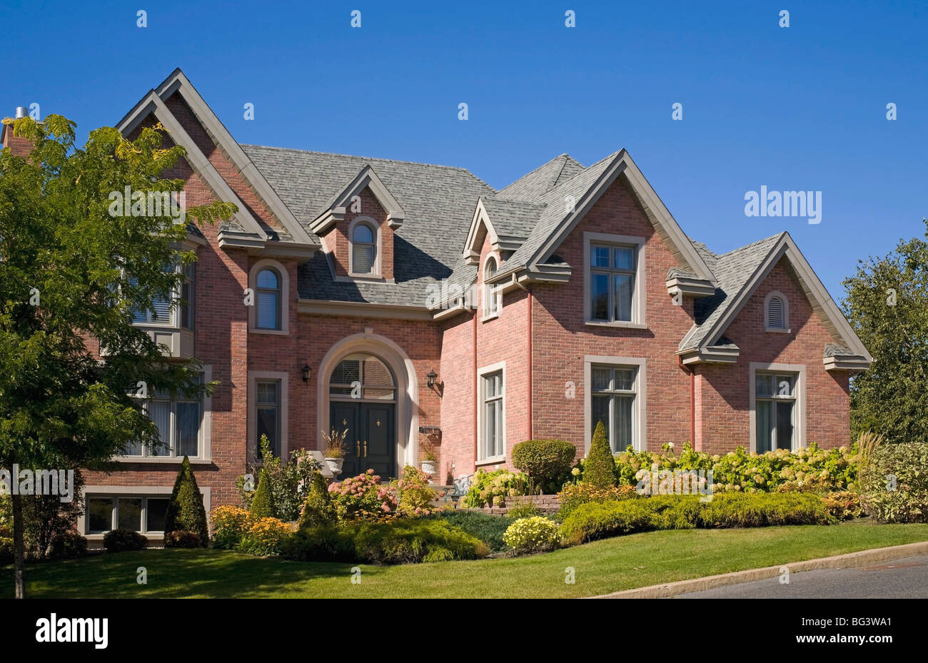 Two storey home hi-res stock photography and images - Alamy