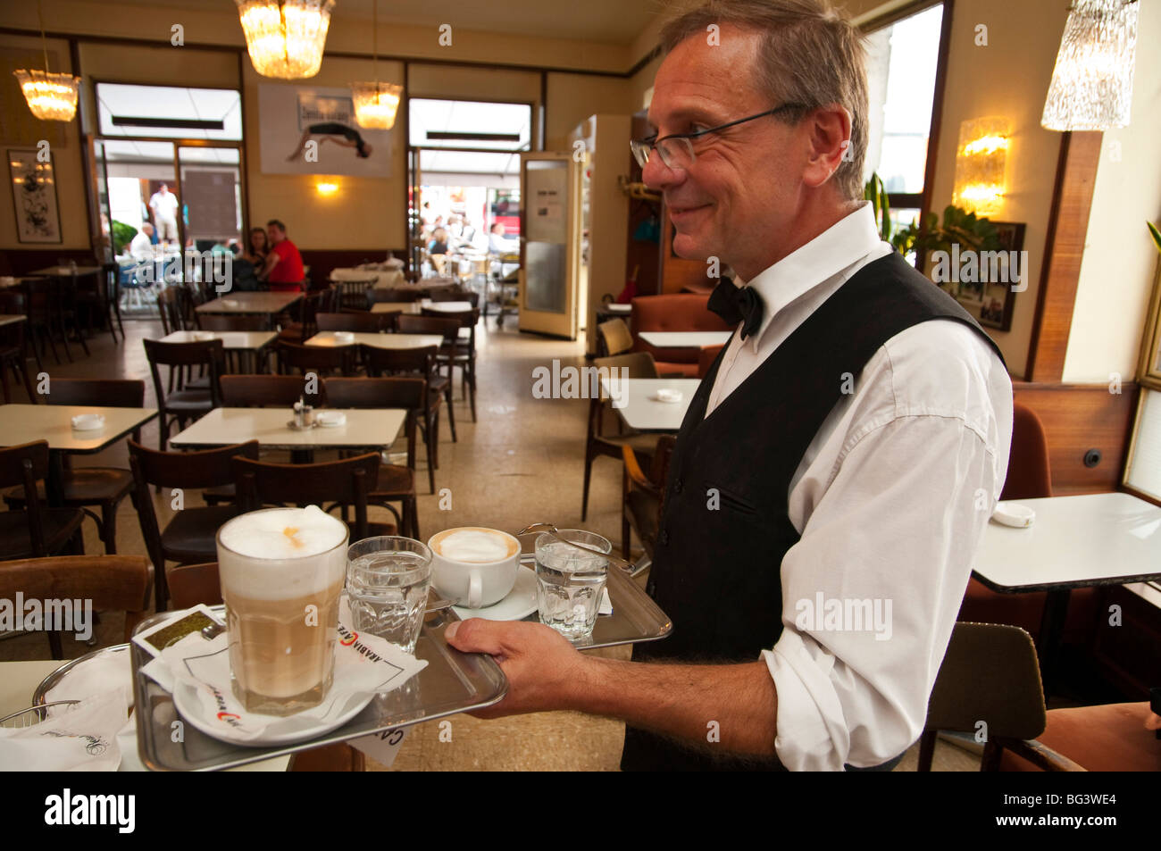 Kellner, Tradionskaffeehaus Café Korb, Wien, Österreich | waiter, Café ...