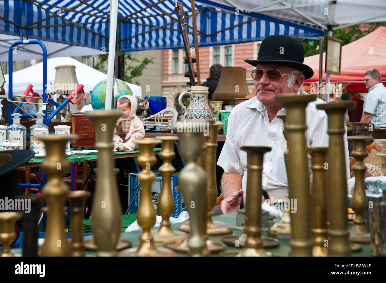 Flohmarkt am naschmarkt hi-res stock photography and images - Alamy