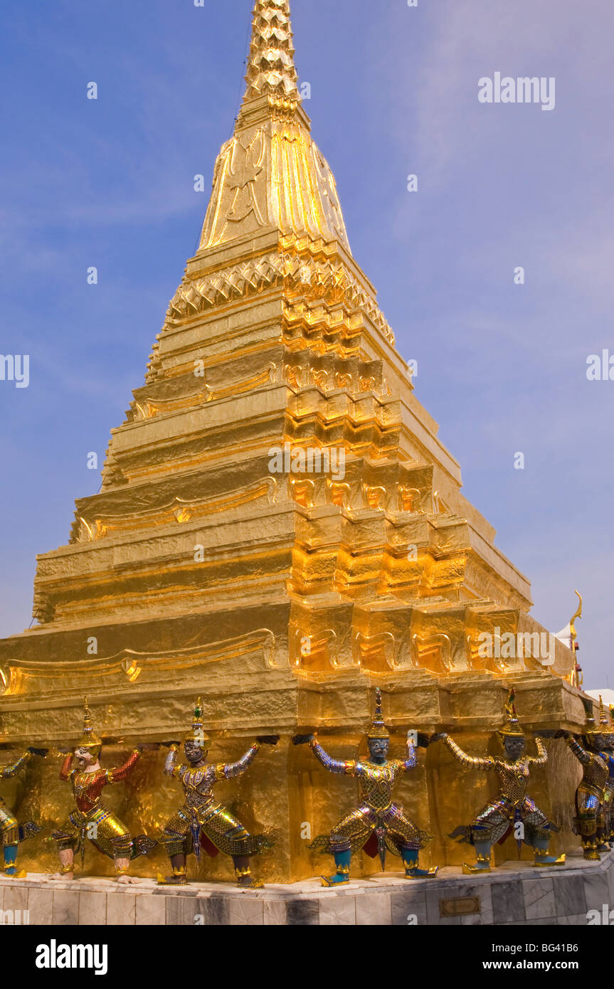 Temple of the Emerald Buddha (Wat Phra Kaew), Grand Palace, Bangkok ...