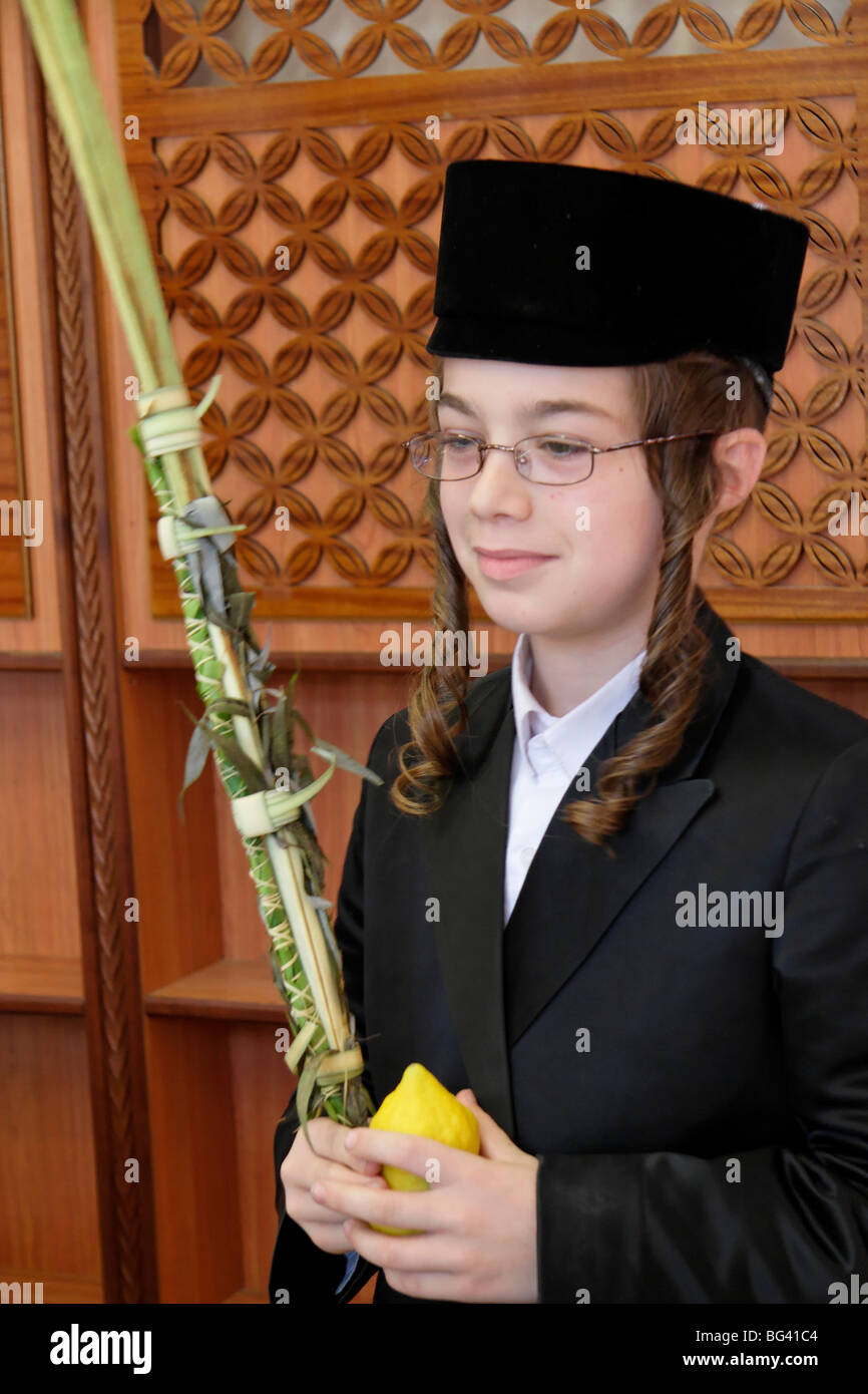 Congregation of orthodox jews hi-res stock photography and images - Alamy