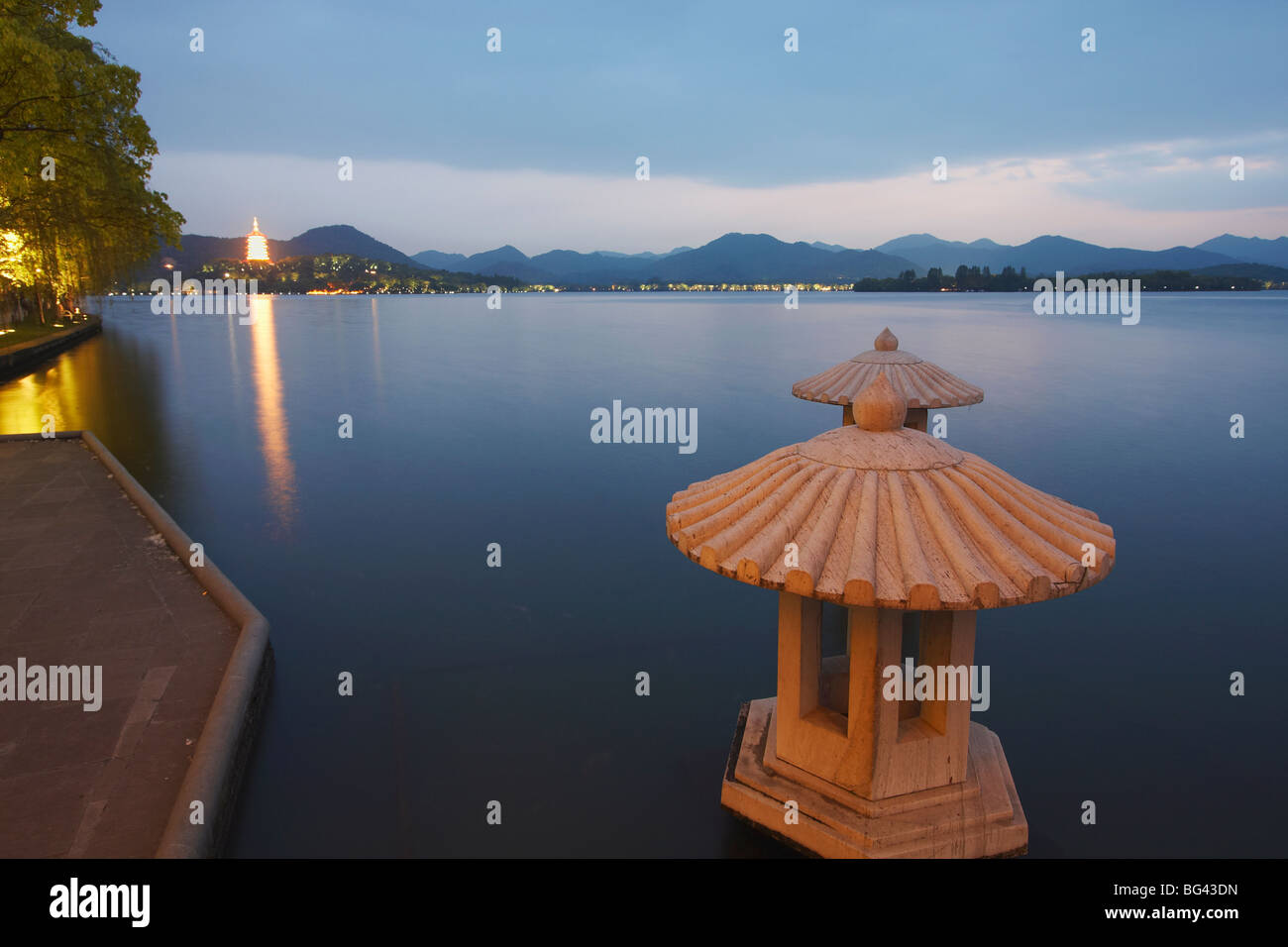 Xi Hu (West Lake) at dusk with Jinci Si Pagoda in background, Hangzhou ...