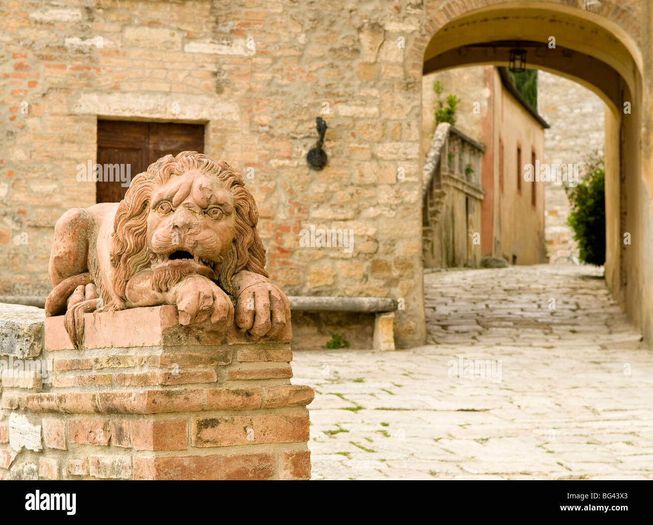Lion guarding traditional village lucignano hi-res stock photography ...
