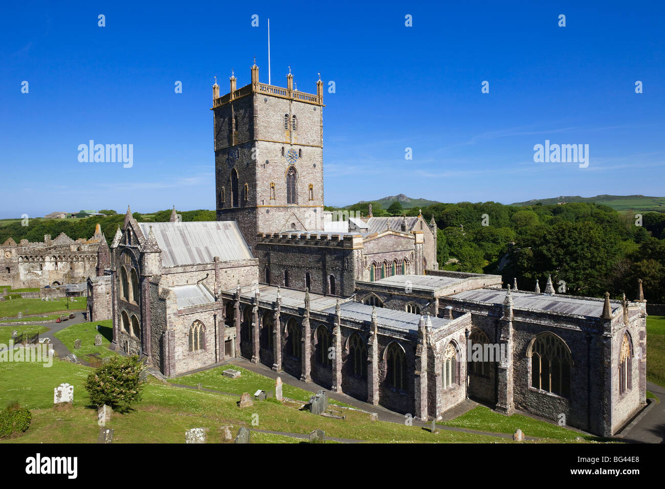 Saint davids cathedral wales hi-res stock photography and images - Alamy