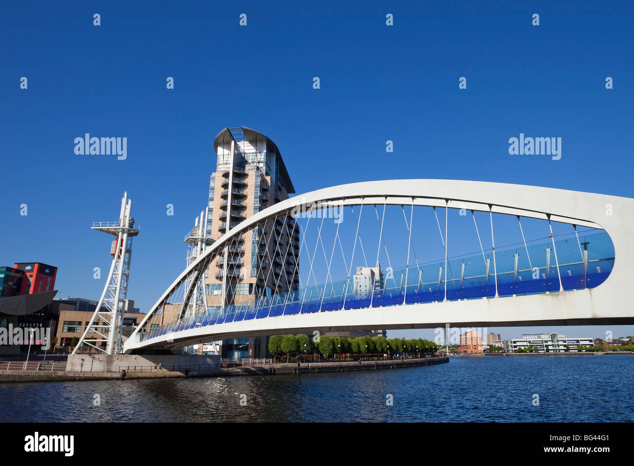 England, Lancashire, Manchester, Salford Quays, Millenium Bridge Stock ...