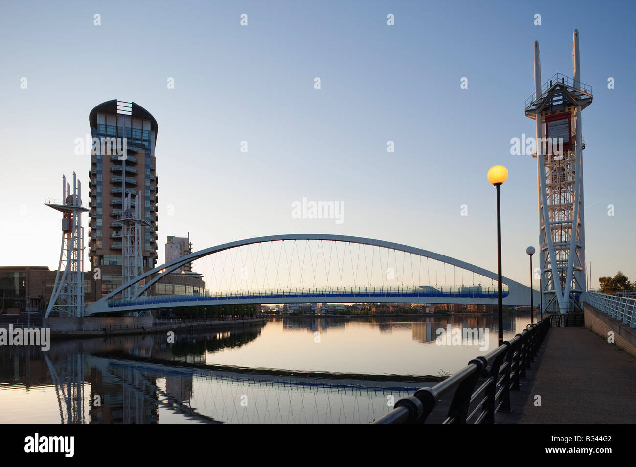 England, Lancashire, Manchester, Salford Quays, Millenium Bridge Stock ...