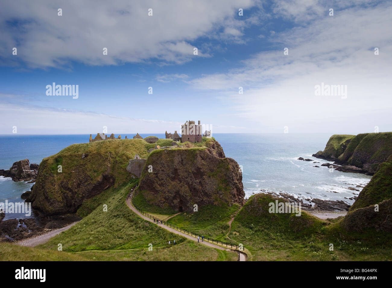 Cliff dunnottar hi-res stock photography and images - Alamy