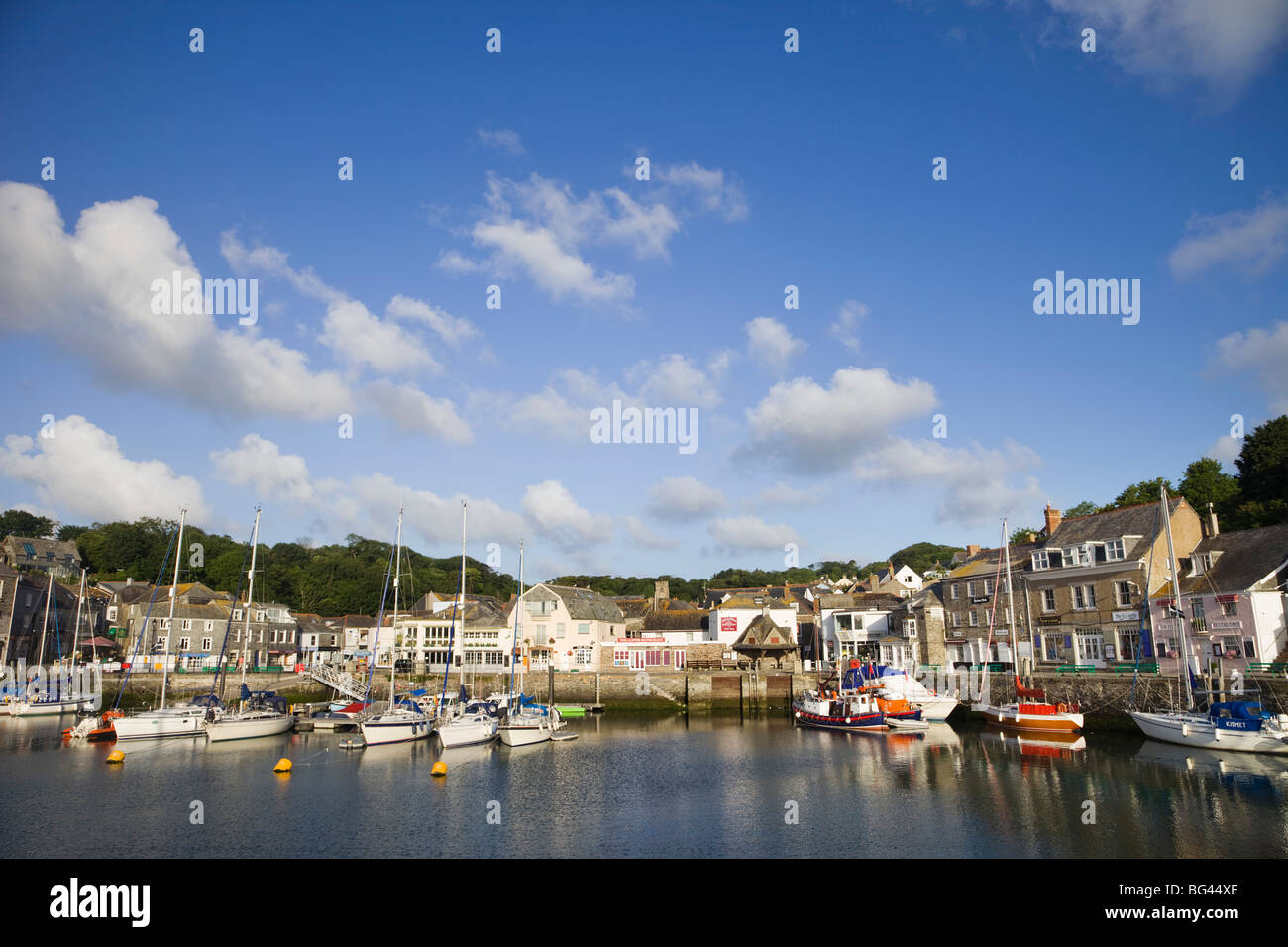 Harbours cornwall hi-res stock photography and images - Alamy