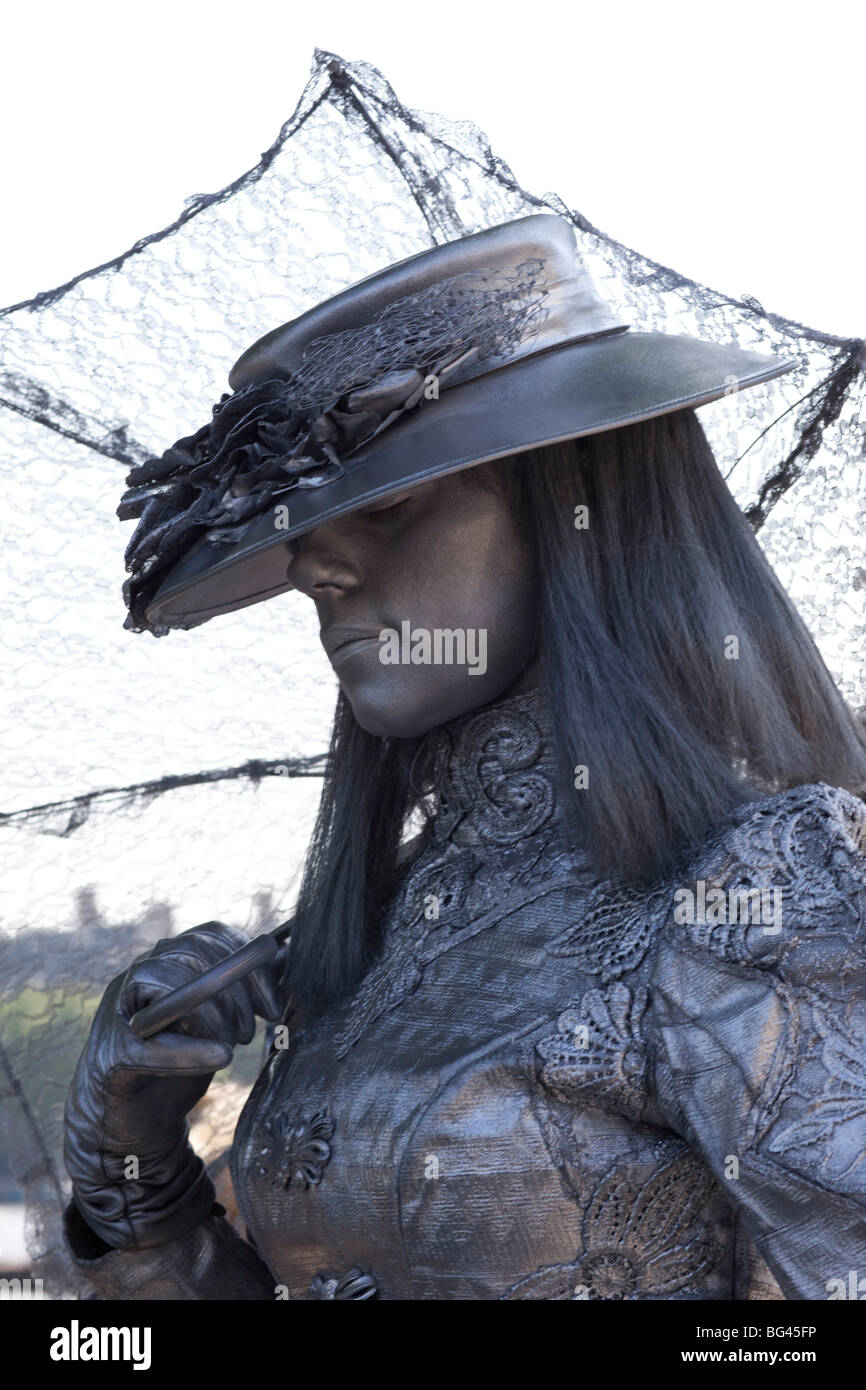 Human statue street hi-res stock photography and images - Alamy