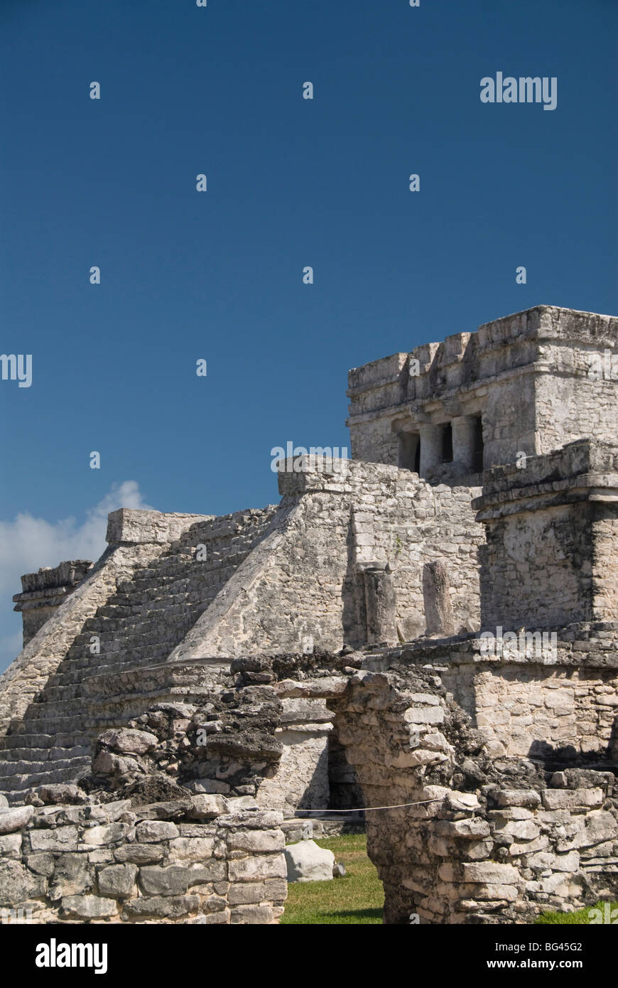 El Castillo (the Castle) at the Mayan ruins of Tulum, Quintana Roo ...
