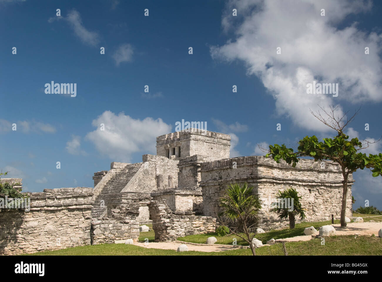 El Castillo (the castle) at the Mayan ruins of Tulum, Quintana Roo ...