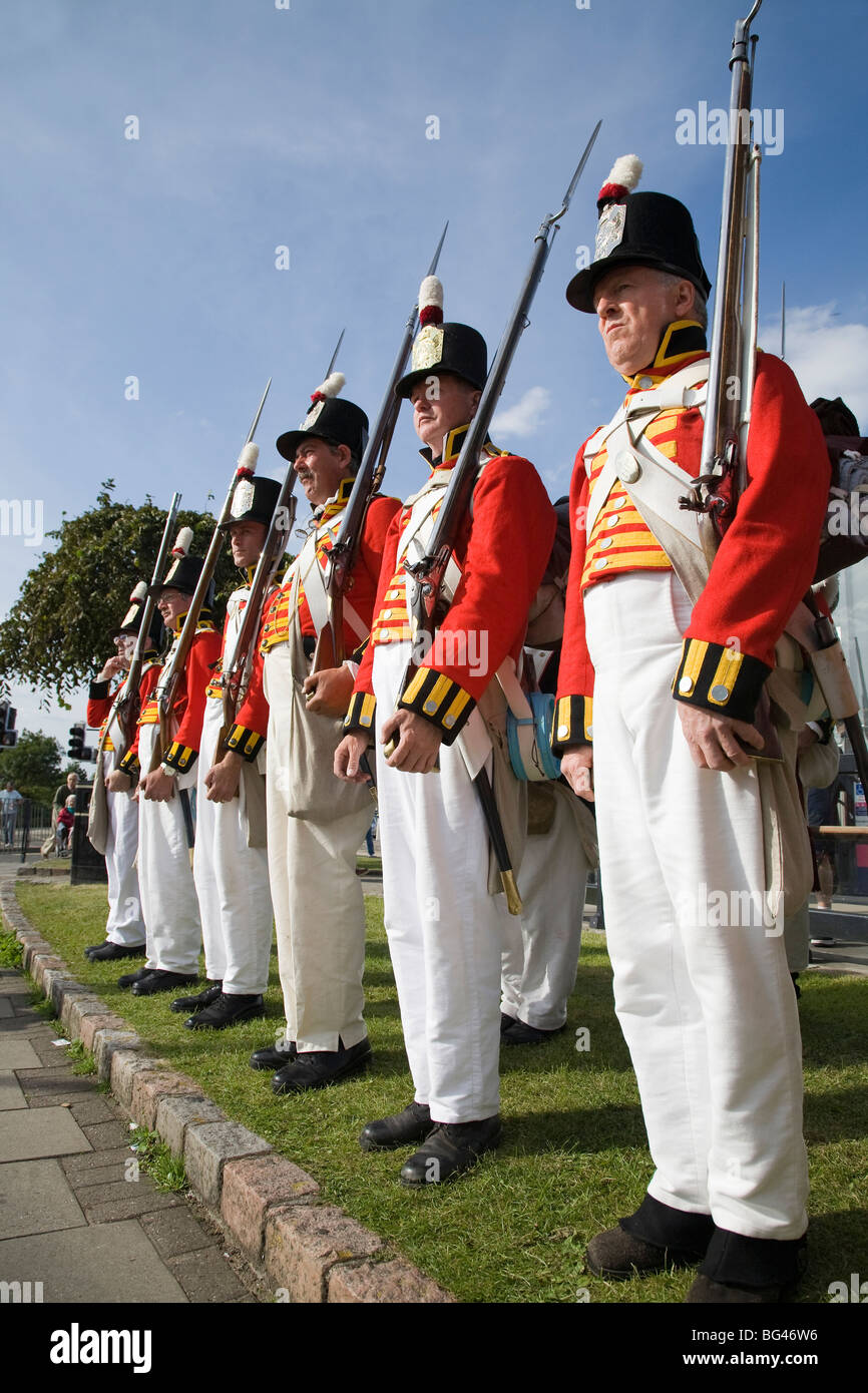 British army soldiers standing attention hi-res stock photography and ...