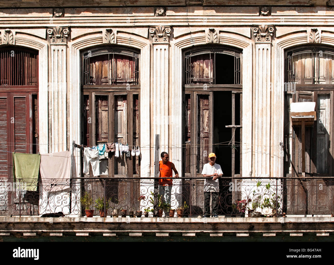 Windows balconies cuba hi-res stock photography and images - Alamy