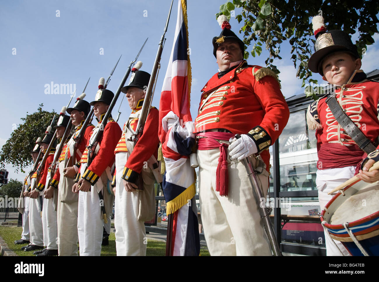 British army soldiers standing attention hi-res stock photography and ...