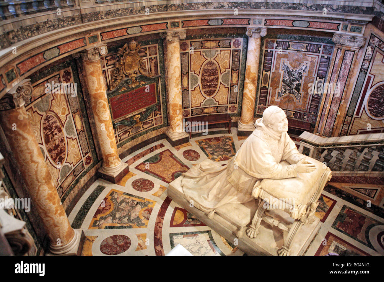 Santa maria maggiore rome interior hi-res stock photography and images ...
