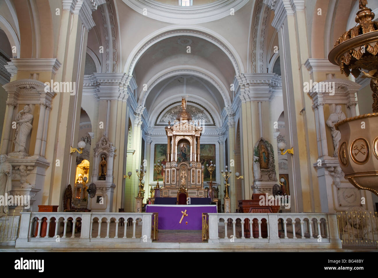 Nicaragua, Leon, interior of Leon Cathedral Stock Photo - Alamy