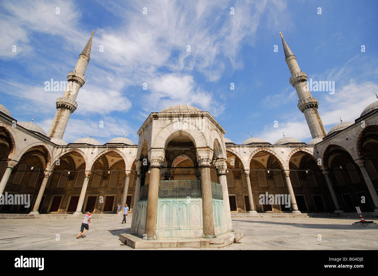 Courtyard inside the blue mosque hi-res stock photography and images ...