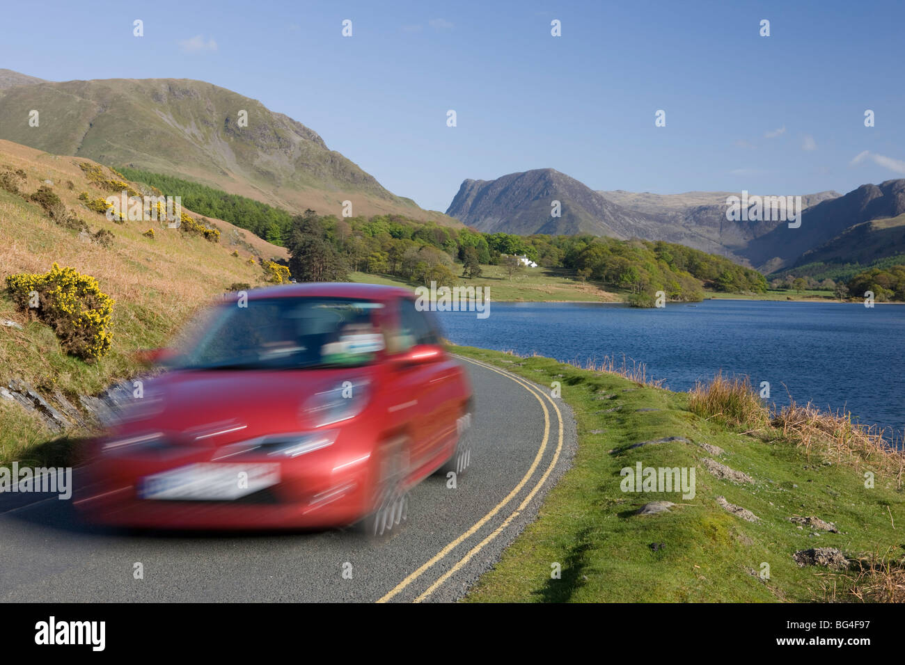 Winding lakeshore road hi-res stock photography and images - Alamy