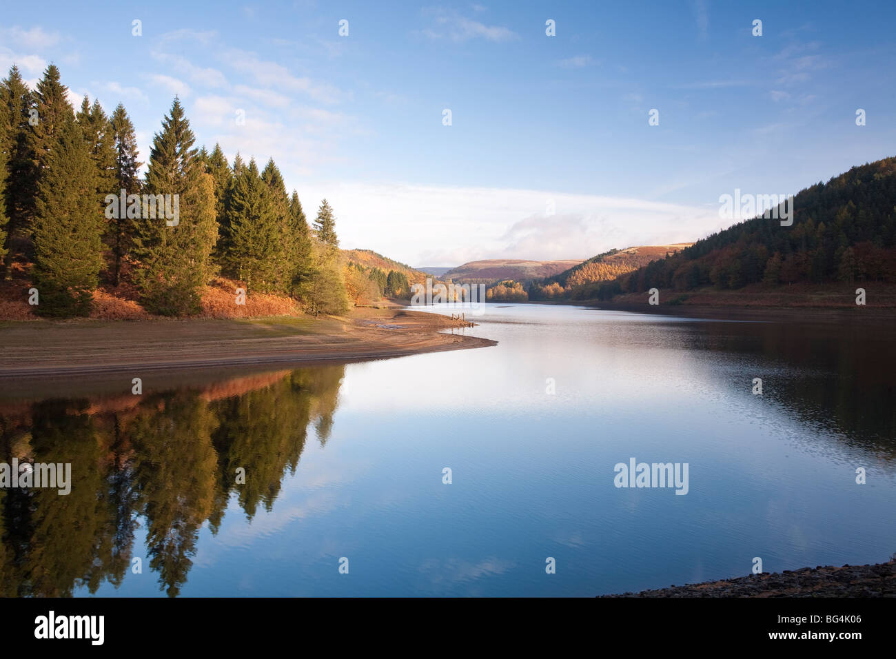 Beautiful Derwent reservoir view in the Derbyshire Peak District ...