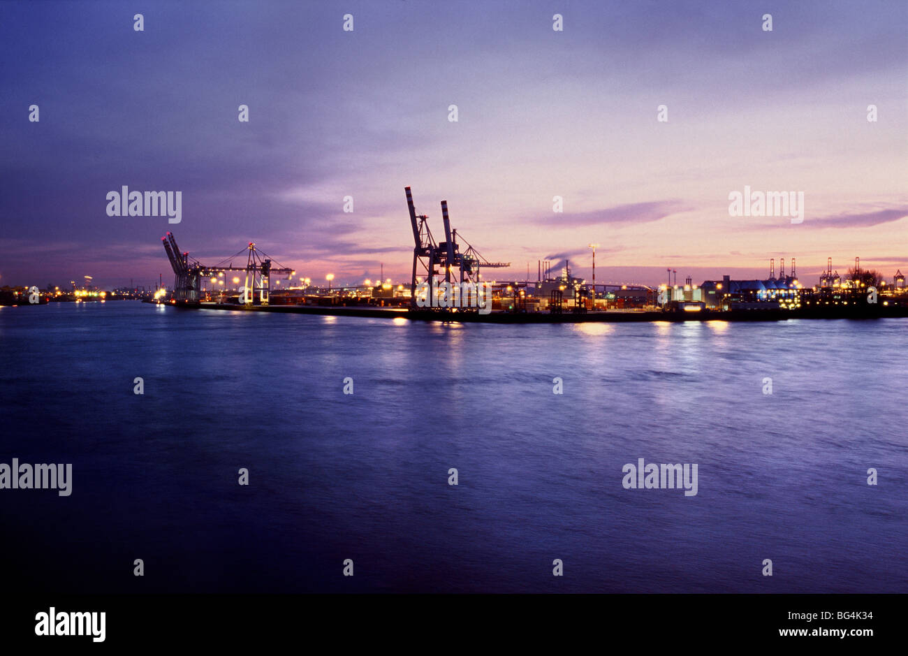 Container ships port hamburg dusk hi-res stock photography and images ...