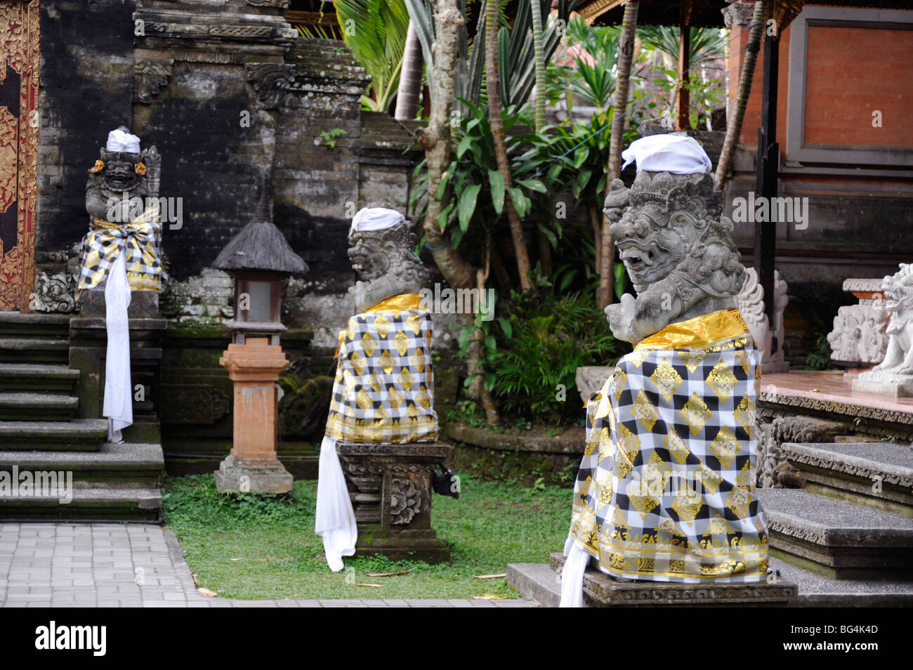 Temple statue in Ubud Palace, Ubud, Bali, Indonesia Stock Photo - Alamy
