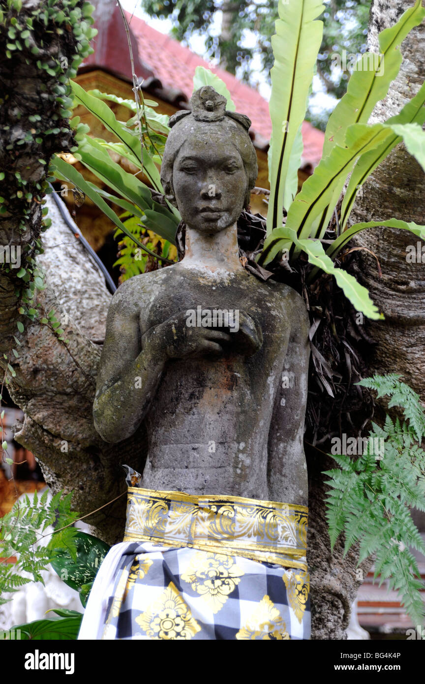 Temple statue in Ubud Palace, Ubud, Bali, Indonesia Stock Photo - Alamy